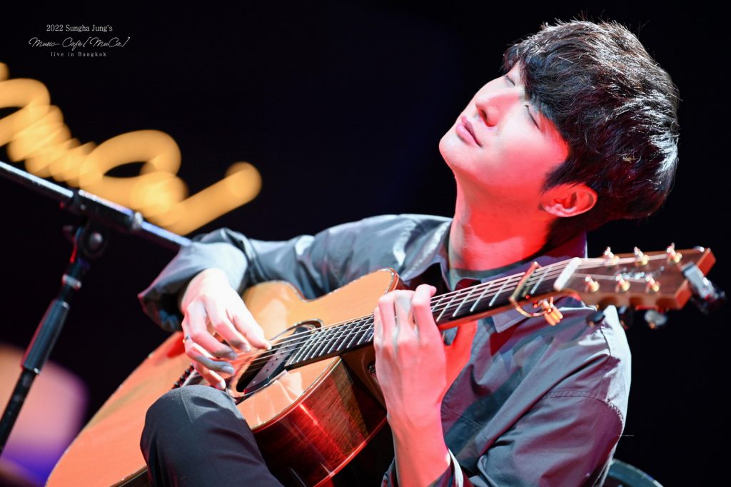 'ซองฮา จอง' ทำอิ่มเอมใจกับเสียงบรรเลงกีตาร์ในคอนเสิร์ต 2022 Sungha Jung ...